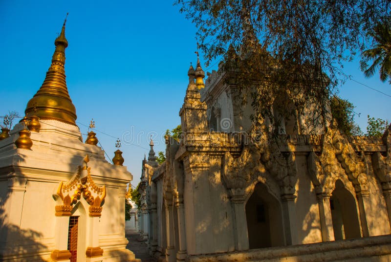 Pagoda Amarapura, Myanmar Burma Photo stock - Image du conception ...