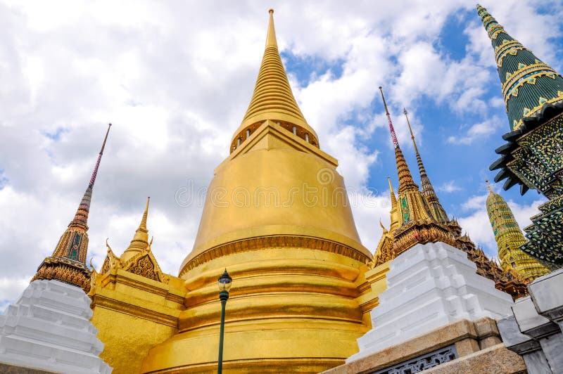 Edificio De Oro, Chiangrai, Tailandia. Foto de archivo - Imagen de ...