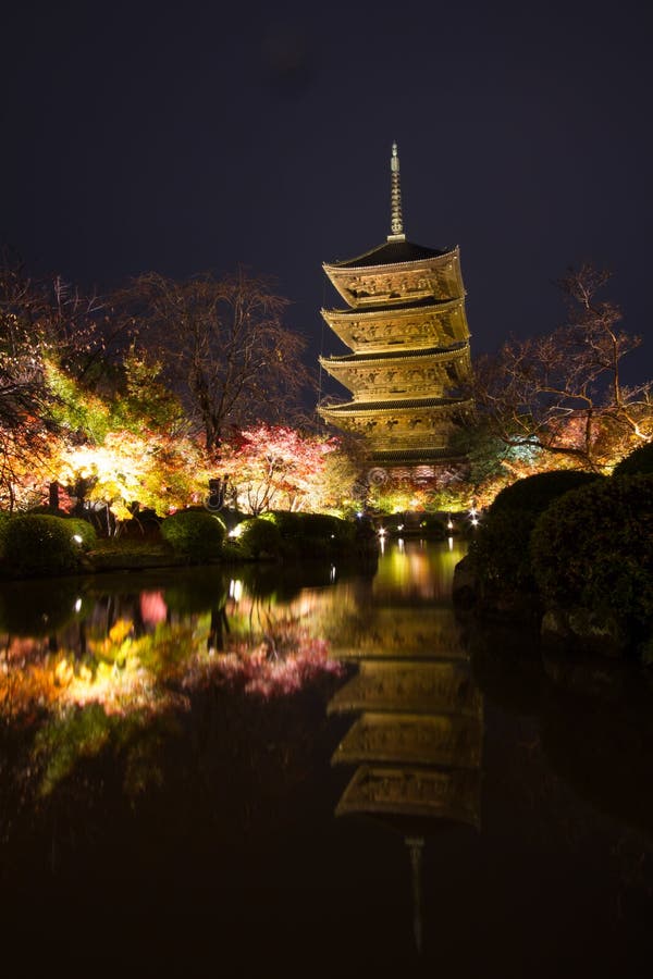 Pagoda de Toji en la noche imagen de archivo. Imagen de refleje - 81959605