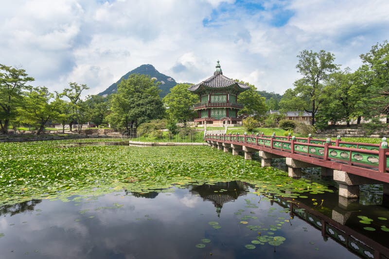 Meer En Pagode Bij Gyeongbokgung-Paleis Stock Afbeelding - Image of ...
