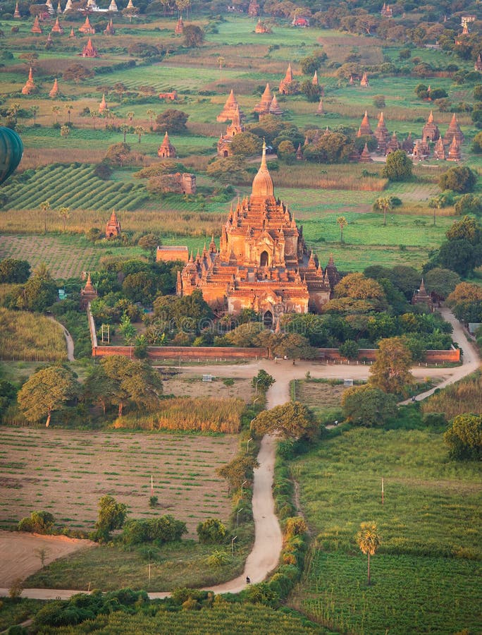 Pagodes antigos em Bagan foto de stock. Imagem de turismo - 37700166