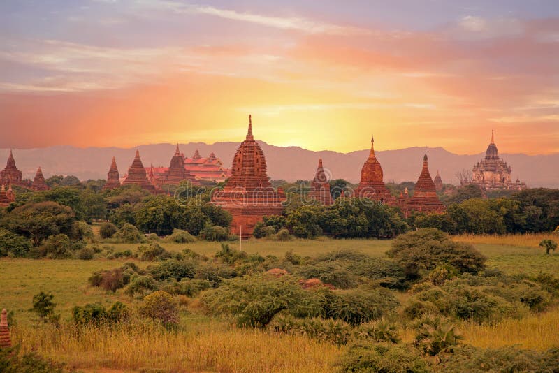 Pagodes Antigos No Campo De Bagan Em Myanmar Foto de Stock - Imagem de ...