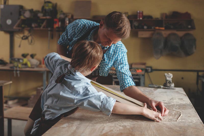 Pai e filho no trabalho foto de stock. Imagem de pouco - 122032478