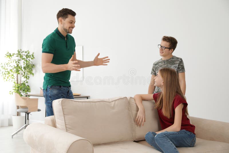 Pai Que Fala Com Seus Filho E Filha Do Adolescente Foto De Stock