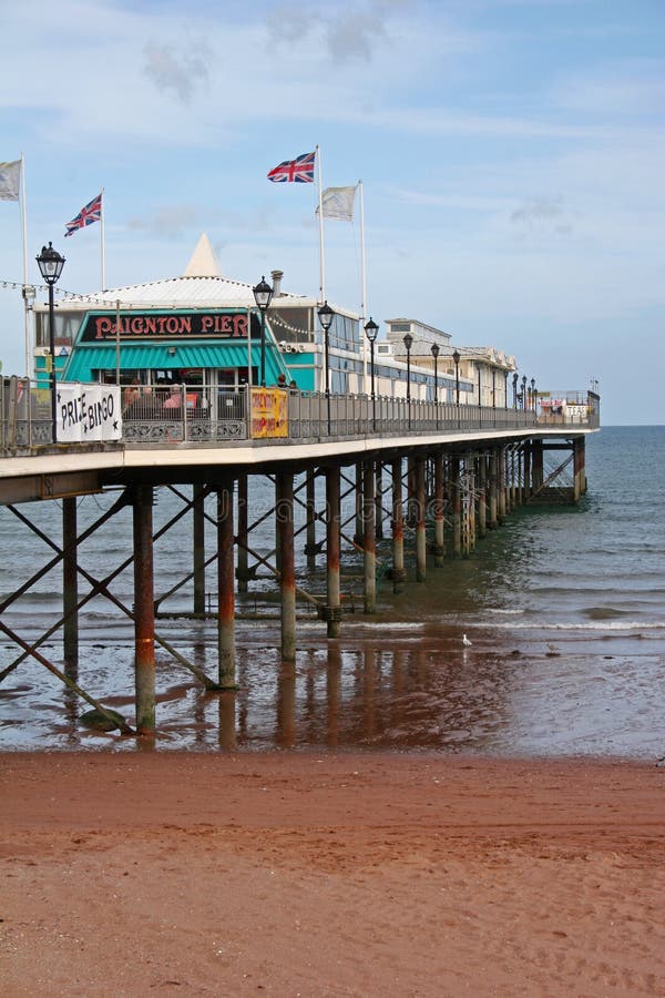 Paignton Pier stockbild. Bild von strand, fahrwerkbeine - 11073427
