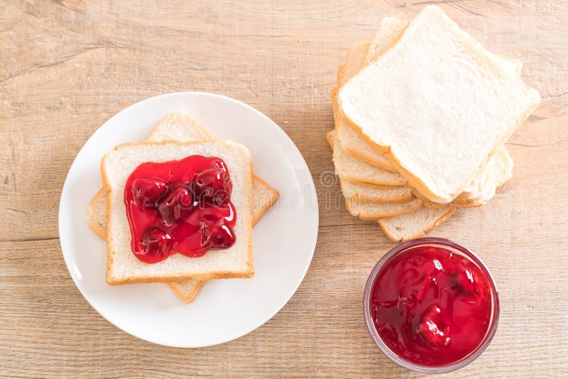 Pain Avec De La Confiture De Fraise Photo stock - Image of rouge ...