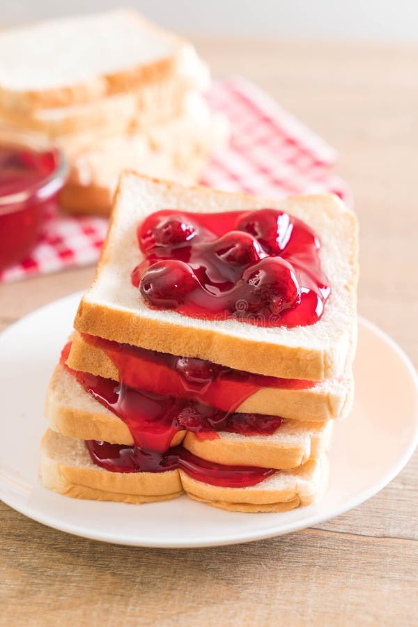 Pain Avec De La Confiture De Fraise Image stock - Image du fraises ...