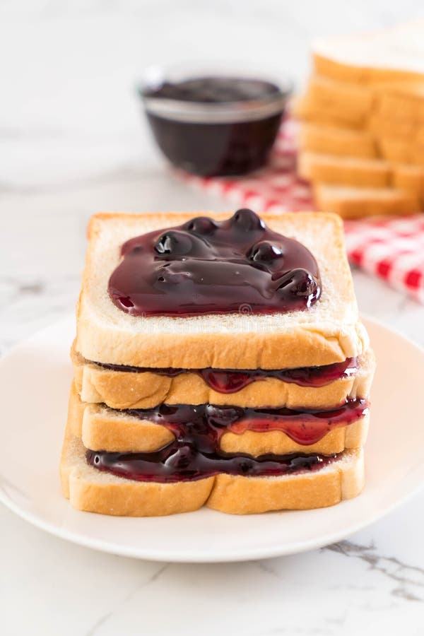 Pain Avec De La Confiture De Myrtille Image stock - Image of brioche ...