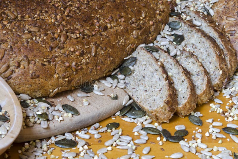 Pain rond complet image stock. Image du rond, cuisine - 19144701