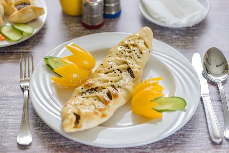 Plat de Syrien Manakish photo stock. Image du dîner, méditerranéen ...