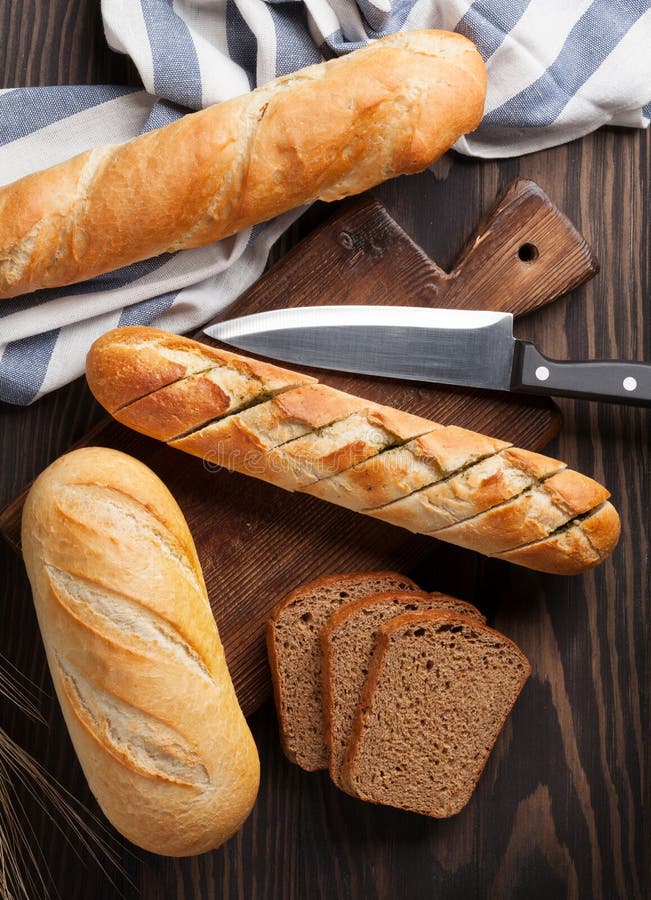 Pain frais photo stock. Image du découpage, régime, assortiment - 84229202