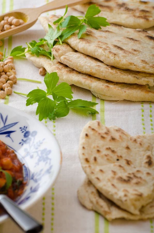 Pain libanais sur Saj image stock. Image du culinaire - 33808727