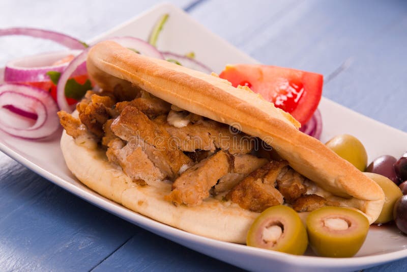 Pain pita grec photo stock. Image of oignon, olive, rempli - 116807638