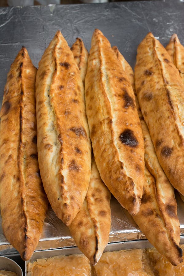 Pain Plat Turc Couvert Du Fromage Image stock - Image du chaud ...
