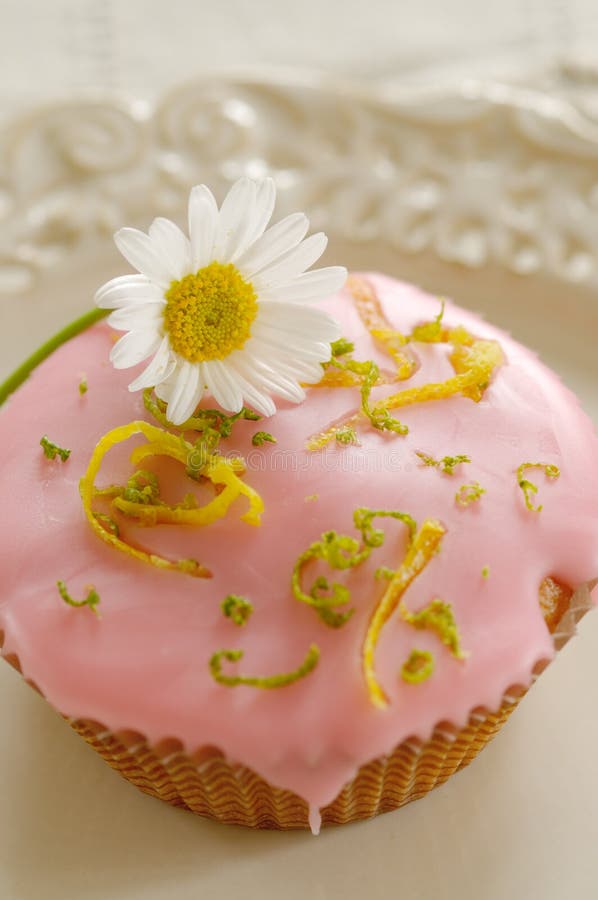 Petit pain rose image stock. Image du sucre, brun, cuisinier - 34549505