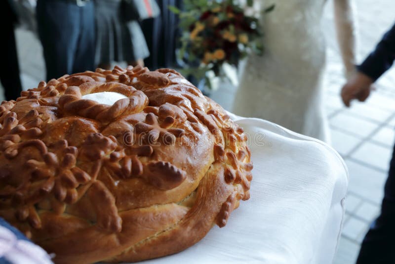 Pain russe avec du sel photo stock. Image du nourriture - 129456338