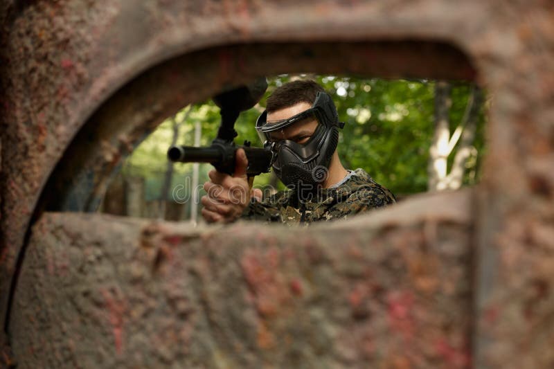 Paintballspieler in Uniform Und Maske in Wald Stockbild - Bild von ... Paintballspieler in Uniform Und Maske in Wald Stockbild - Bild von ...