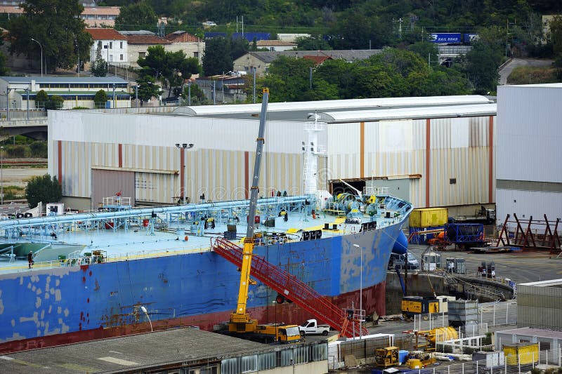 Painting the ship editorial image. Image of building - 64835315