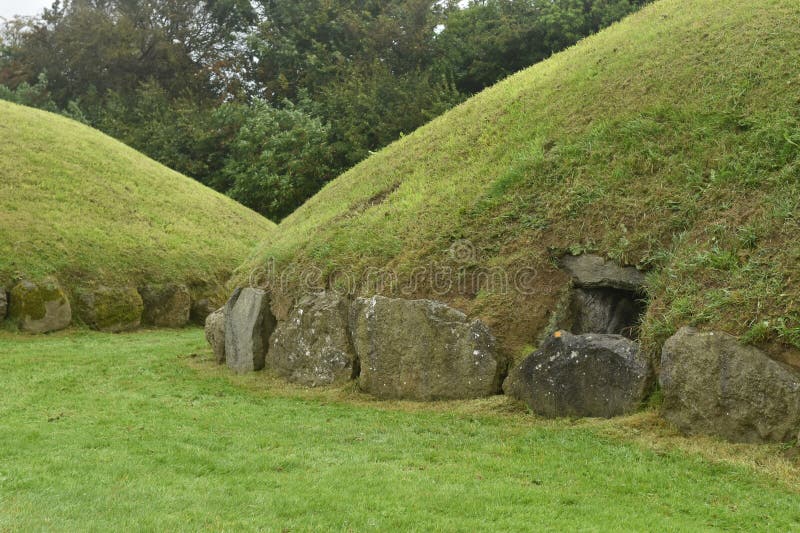 A Pair of Passage Tombs in the Neolithic Tomb Complex at Knowth in ...