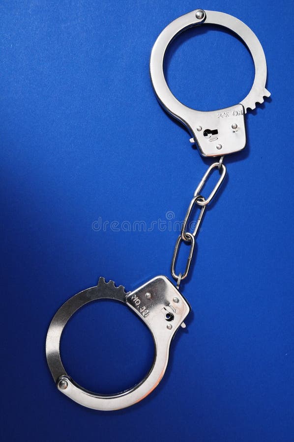 Paires de menottes image stock. Image du blocage, menottes - 34954497