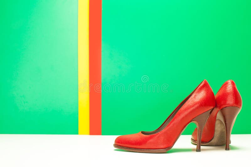 Paires De Talons Hauts Rouges Image stock - Image du coloré, élégance ...