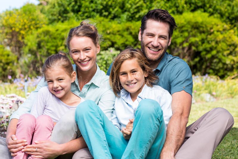 Pais Felizes Com Filho E Filha Na Cozinha Foto de Stock - Imagem de ...