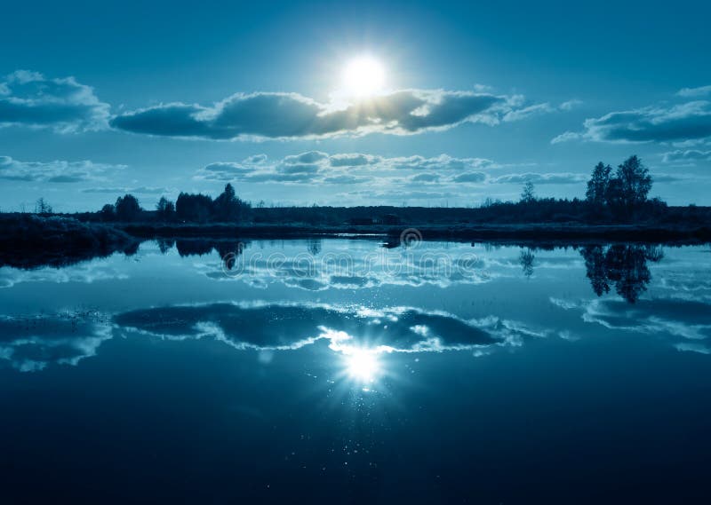 Paisagem Do Verão, Por Do Sol Em Um Rio Foto de Stock - Imagem de mola ...