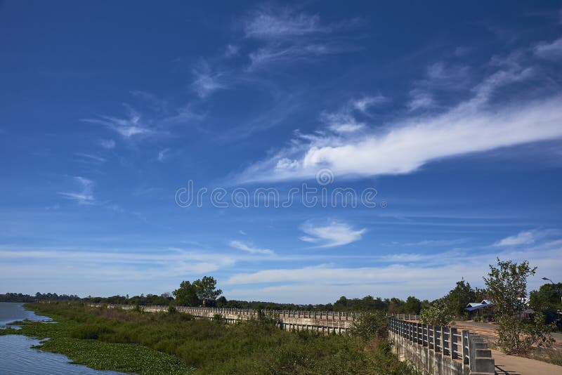 Paisagem Bonita Do Rio Da Lua Imagem de Stock - Imagem de nuvem ...