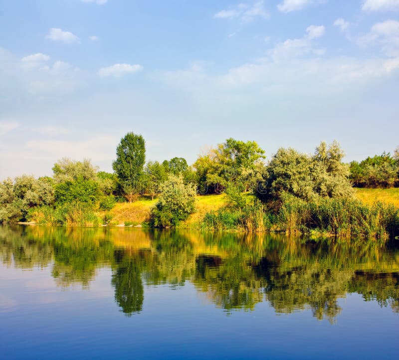 Paisagem com banco de rio foto de stock. Imagem de bonito - 13339744