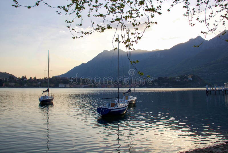 A Paisagem Da Cidade Do Lecco E As Montanhas Aproximam O Lago Do Como ...