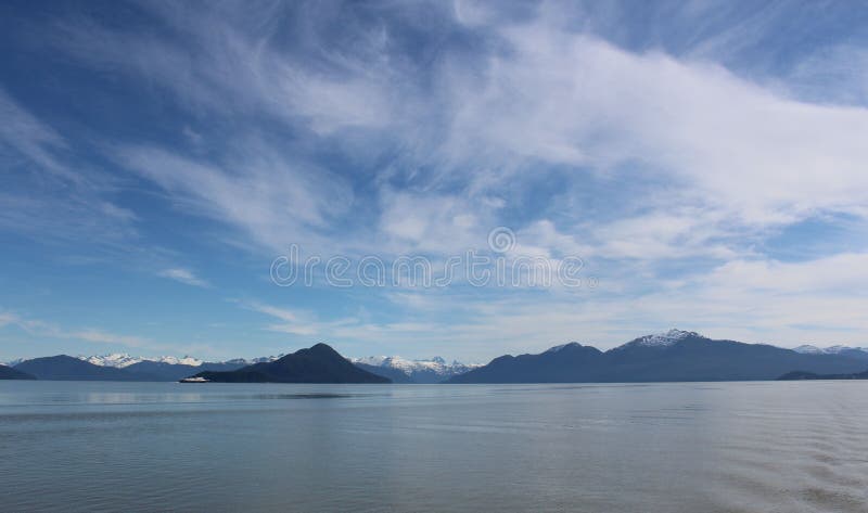 Paisagem Da Ilha De Alaska Com Balsa Foto de Stock - Imagem de ...