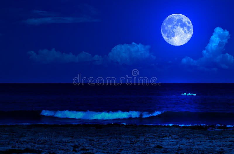 Paisagem Da Meia-noite Do Mar Com Uma Lua Cheia Imagem de Stock ...