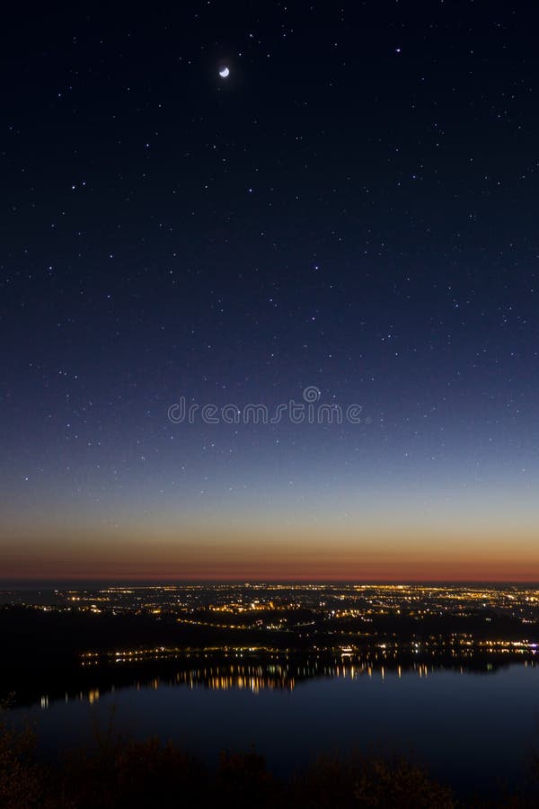 Paisagem do lago na noite foto de stock. Imagem de noite - 35391134