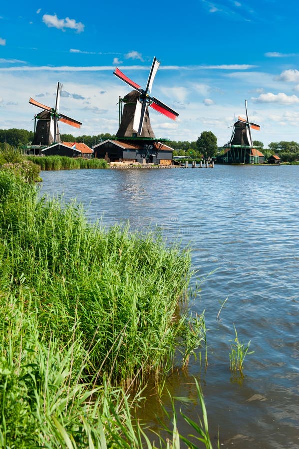 Moinhos De Vento Holandeses Imagem de Stock - Imagem de lago ...