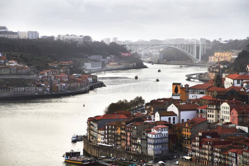 Paisagem Do Rio Da Cidade De Porto Foto Editorial - Imagem de ...