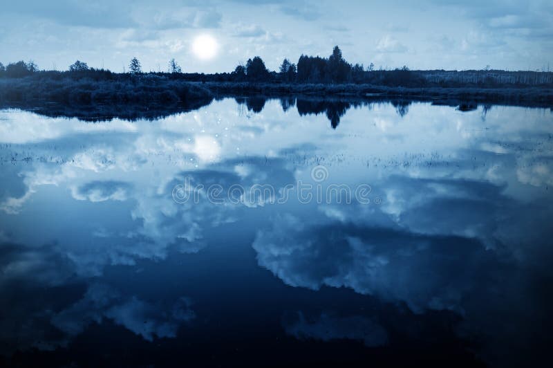 Paisaje azul de la noche imagen de archivo. Imagen de cubo - 107786925