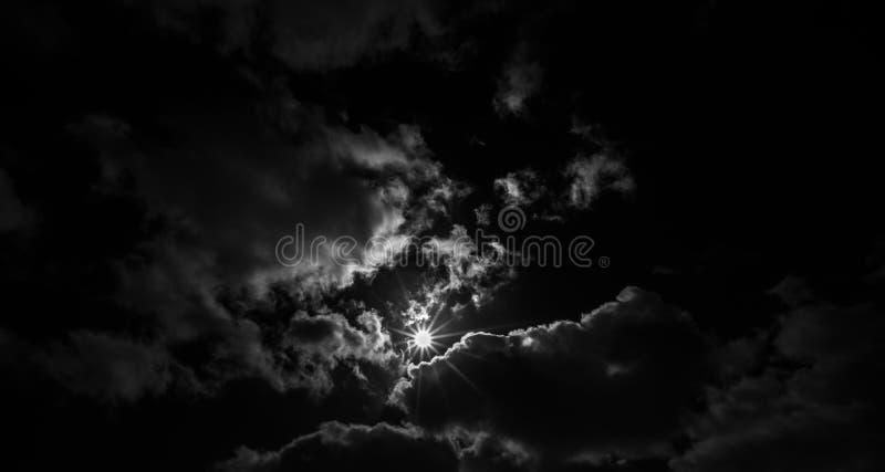 Paisaje Blanco Y Negro Con Sol Y Nubes Foto de archivo - Imagen de ...