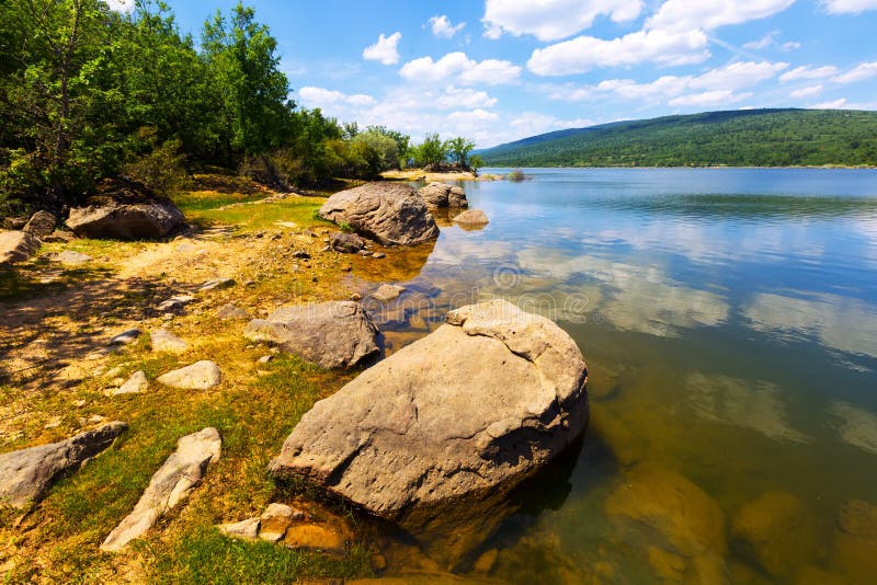 Paisaje con el lago imagen de archivo. Imagen de exterior - 56855381