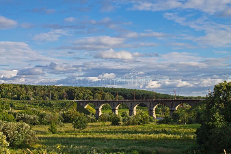 Paisaje con el puente foto de archivo. Imagen de verano - 45695138