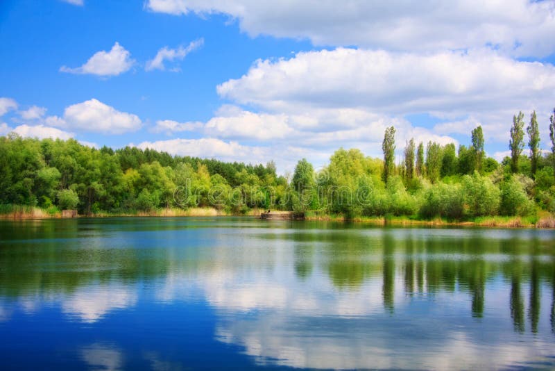 Paisaje con un lago imagen de archivo. Imagen de sunlight - 25279925