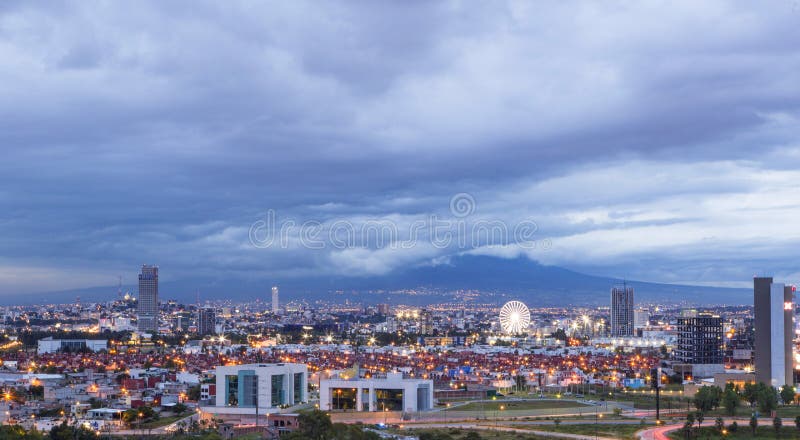 Paisaje De La Noche Del Angelopolis Imagen de archivo editorial ...