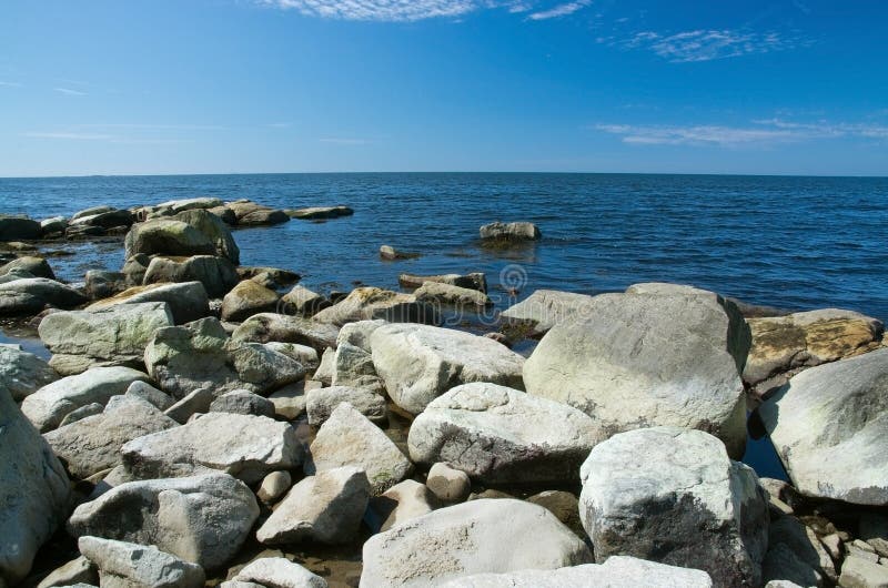 Paisaje de la playa rocosa imagen de archivo. Imagen de cubo - 55246219