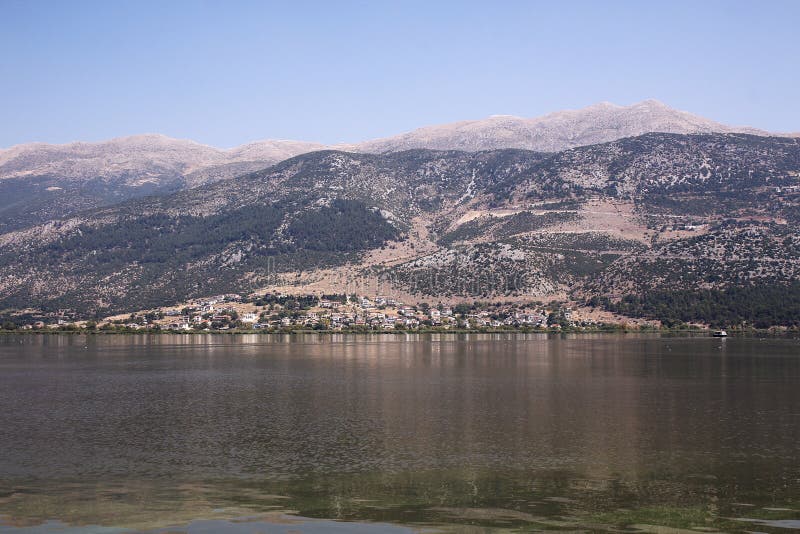 Paisaje de un lago imagen de archivo. Imagen de ciudad - 100349025