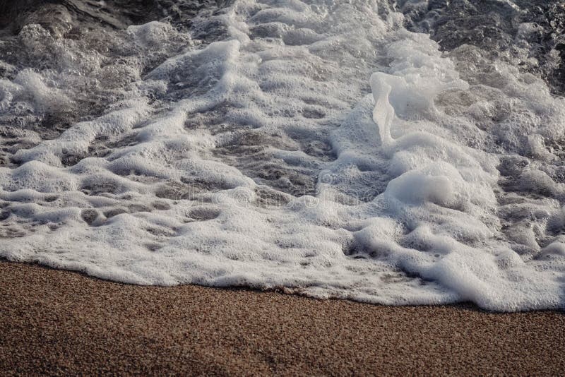 Paisaje De Una Orilla De Playa Con Olas Y Espuma Foto de archivo - Imagen de playa, arena: 258496310