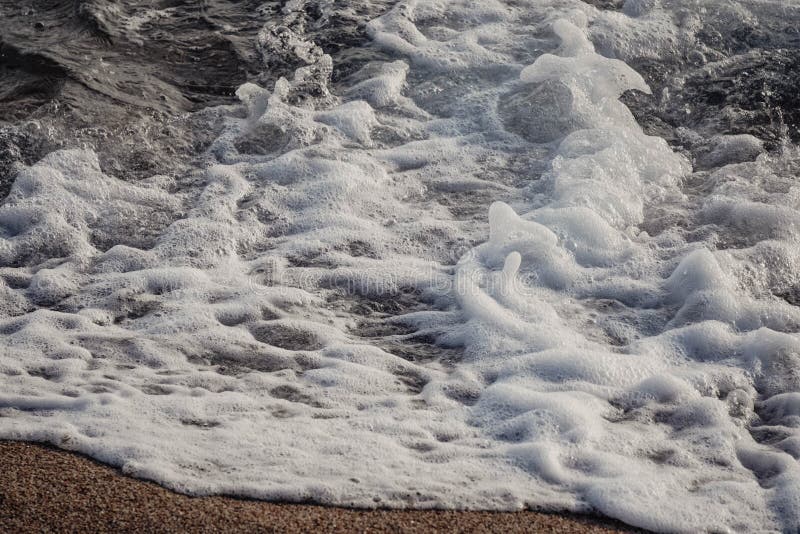 Paisaje De Una Orilla De Playa Con Olas Y Espuma Imagen de archivo - Imagen de cubo, horizonte ...