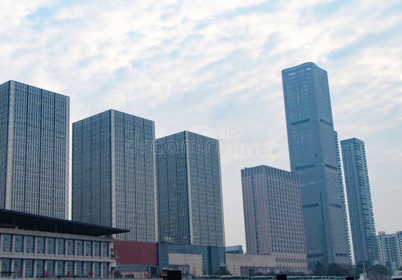 Paisaje Del Edificio De Altura Rectangular. Cielo Azul Con Nubes Blancas Y Luz Solar Brillante ...