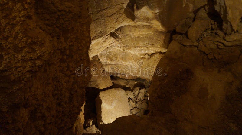 Paisaje Del Interior De Una Cueva Foto de archivo - Imagen de cubo ...