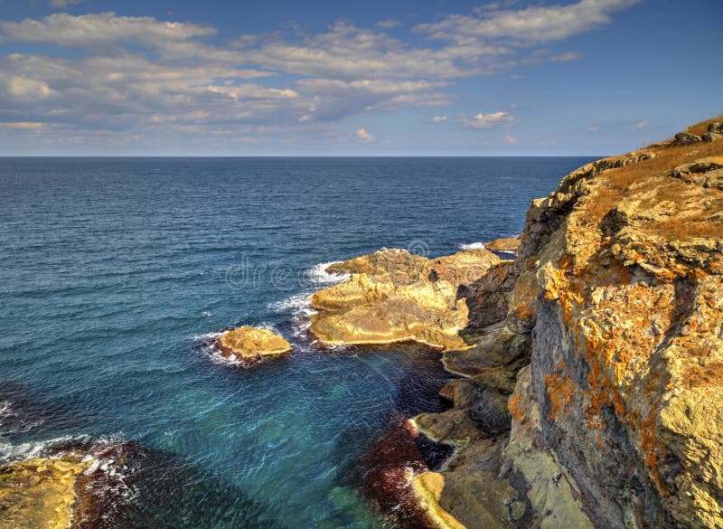 Paisaje en orilla rocosa foto de archivo. Imagen de escénico - 125066806