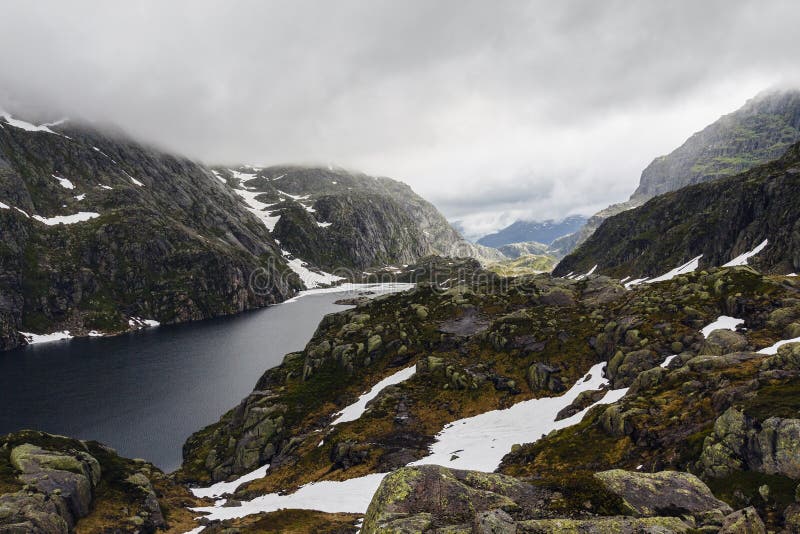 Paisaje lanudo foto de archivo. Imagen de lago, vacaciones - 36584266