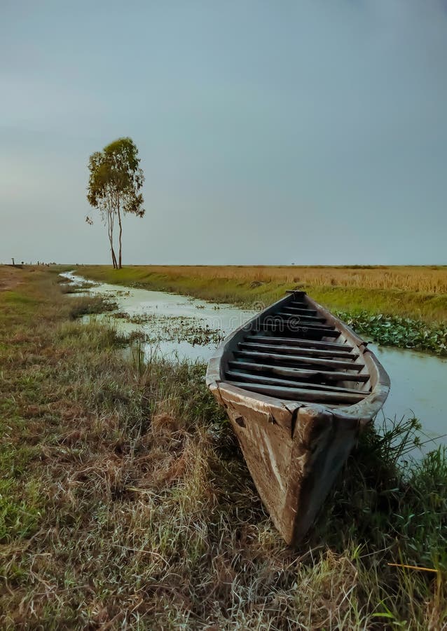 Paisaje Natural Con Un Barco . Hermoso Lago Con Un Bote . Foto de ...
